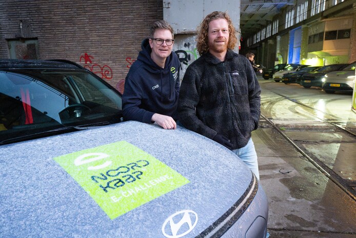 Robin en Aljo gaan met de elektrische auto naar het noordelijkste ...
