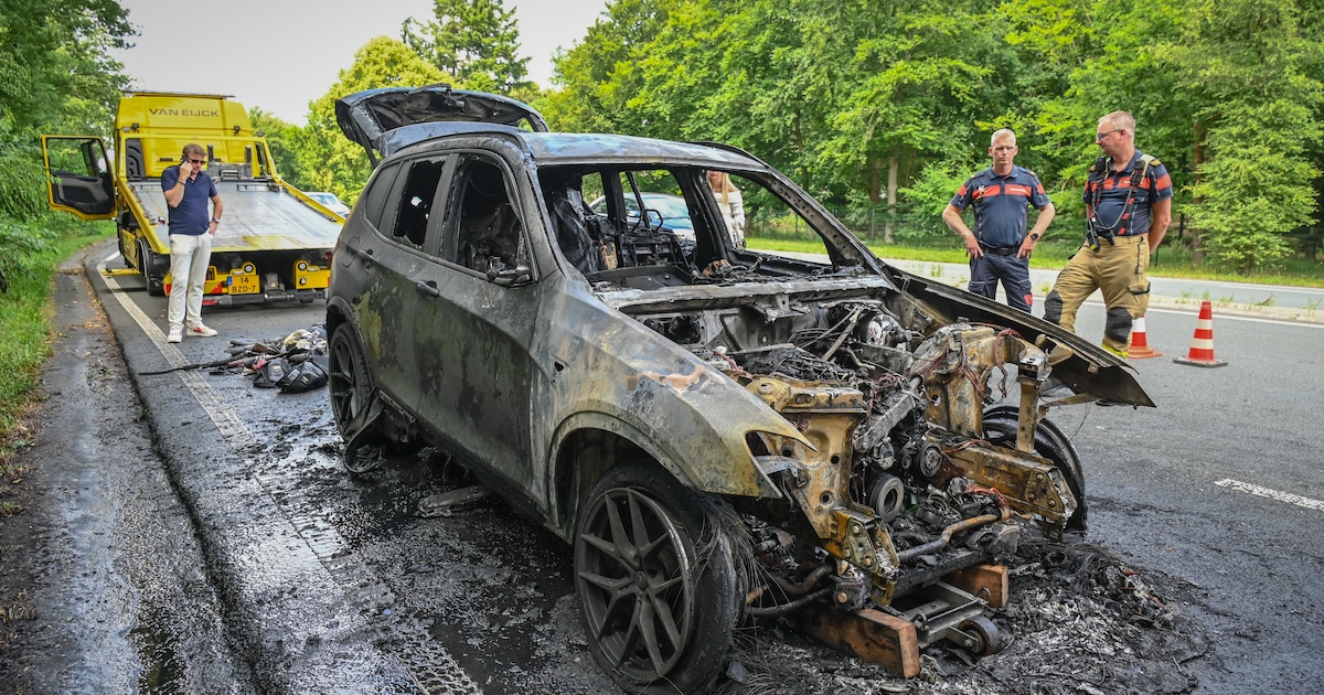 Auto brandt volledig uit tijdens het rijden in Arnhem | Regio | De ...