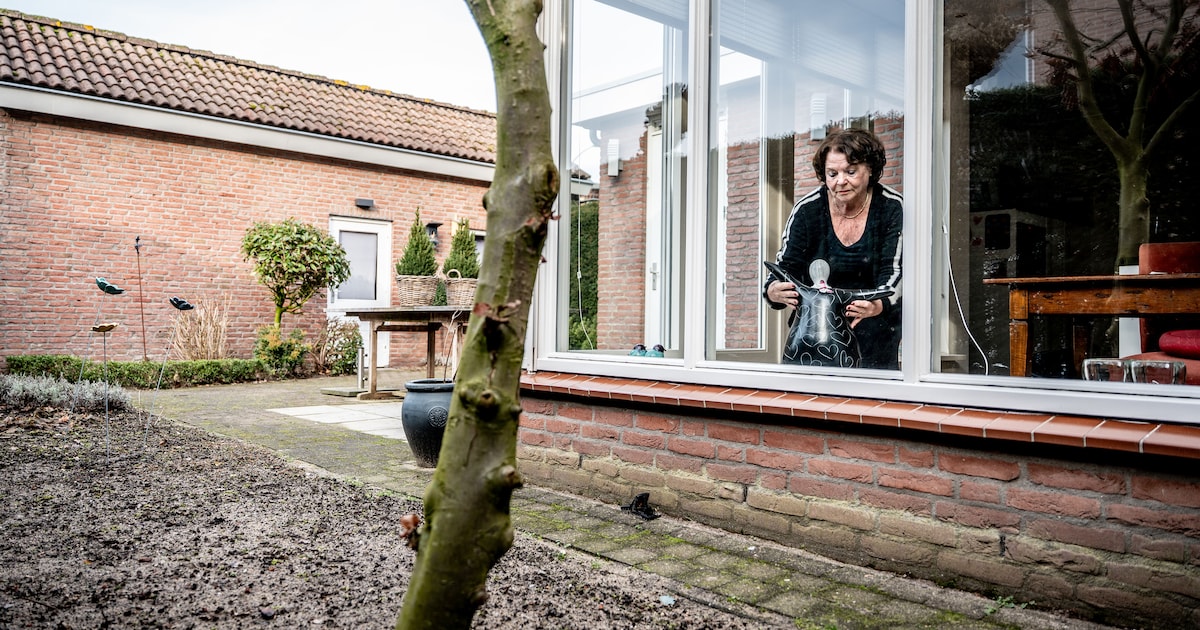 Arna (74) jaagt elke ochtend op denkbeeldige ratten in haar tuin: ‘Het is eigenlijk geen leven ...