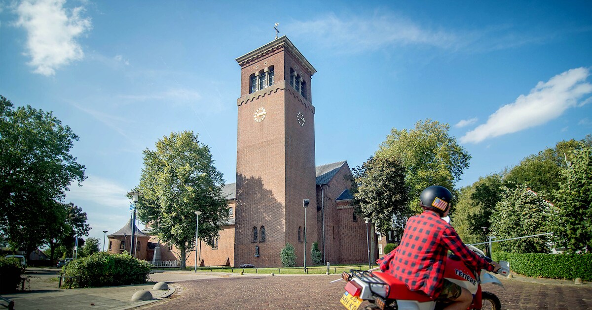 Politie valt voor de derde keer kerk in Deest binnen om situatie ...