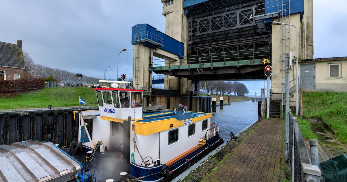Sluis Sint-Andries gestremd voor scheepvaart; kortsluiting dreigde na ...
