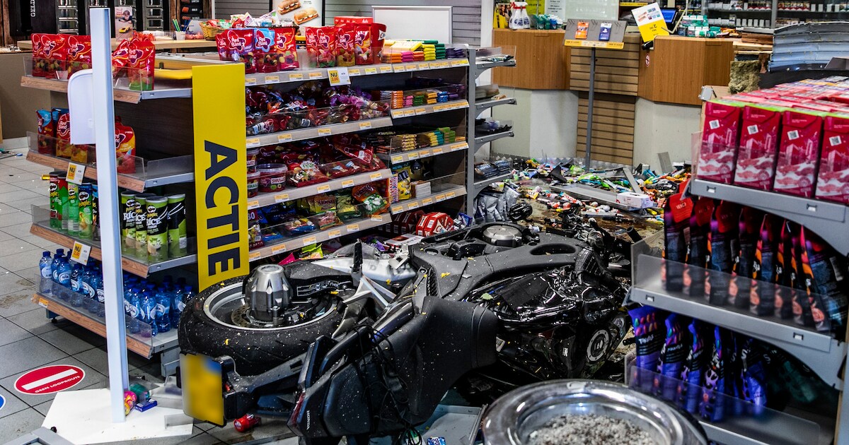 Motorrijder rijdt tankstation langs A325 bij Elst binnen en raakt ...