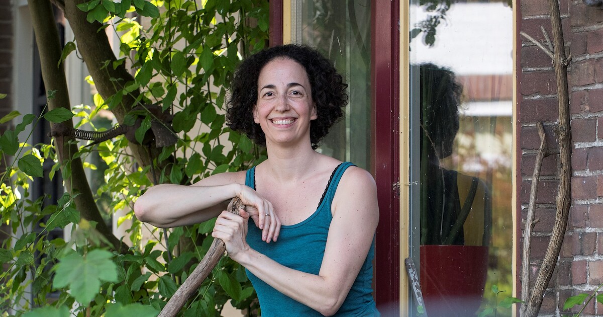 Chava’s kleinkunst-teksten zijn tot leven gekomen: ‘Gewoon bij mij ...