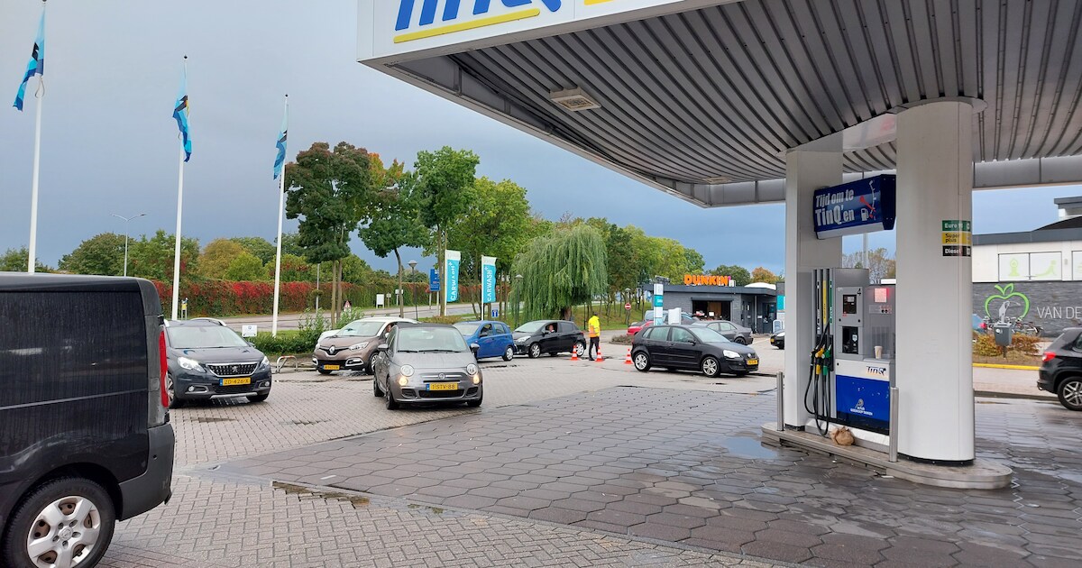 Auto’s in de rij bij pompstation waar je voor 1,11 euro per liter kunt ...