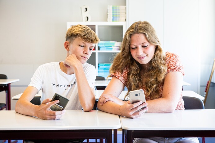 Ban op het mobieltje op school, moet dat echt? ‘Als je geen ijs mag, zet het dan ook niet in de ...