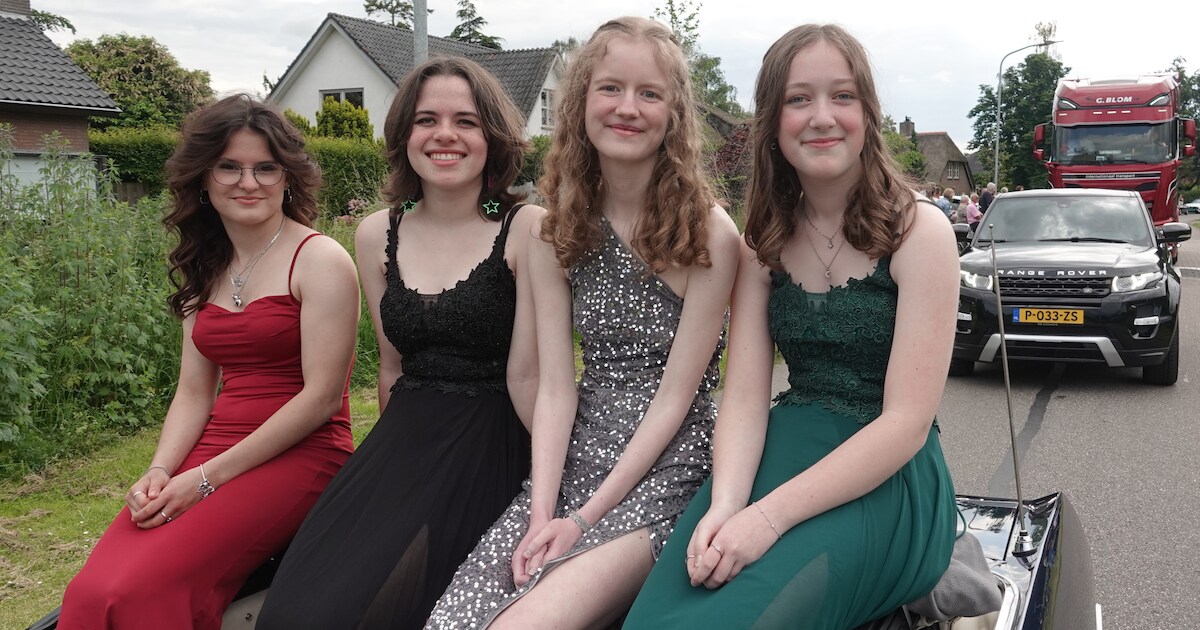 Examenkandidaten uitgezwaaid in speciale auto en MO17 van VV Ewijk ...