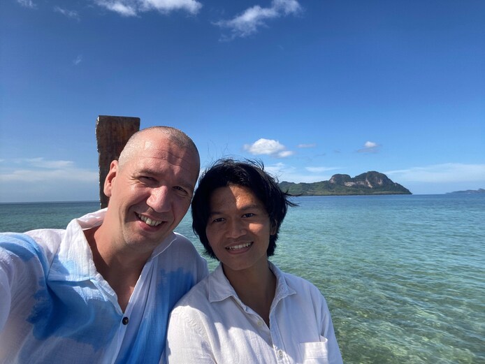 Alex gaf zijn leven in Nederland op voor een onbekende liefde in ...