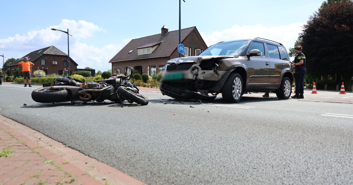 Proefrit met auto gaat mis: bestuurder schept motorrijder | Land van ...