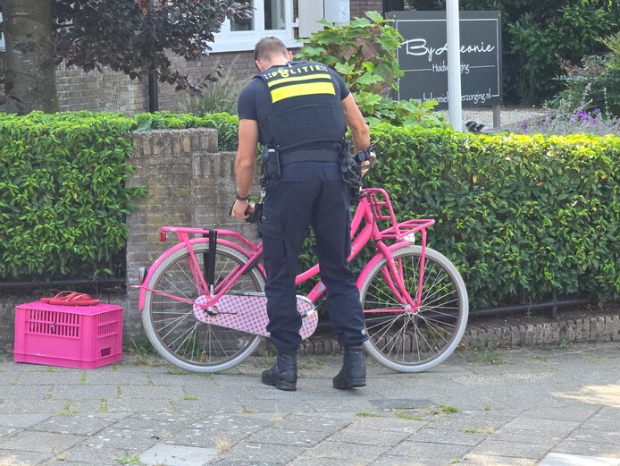 Meisje op de fiets raakt gewond bij botsing met auto | Wageningen ...