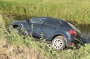 Auto belandt in sloot in Well, bestuurster blijft ongedeerd | Foto ...