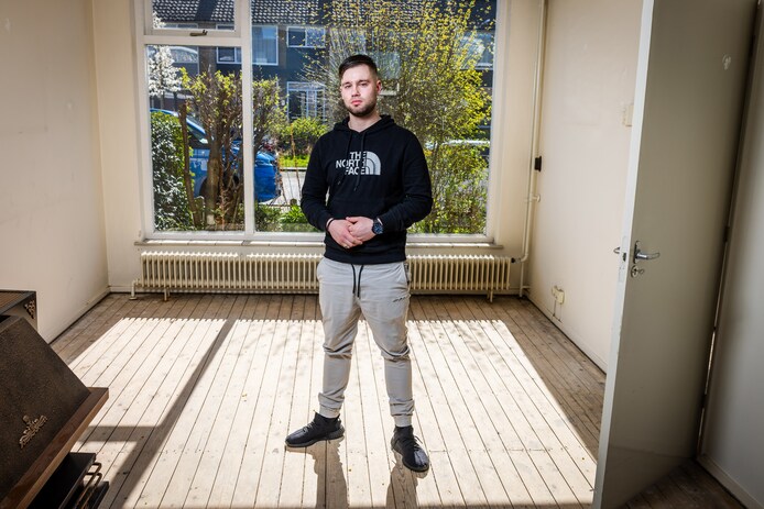 Terwijl Thomas (30) noodgedwongen bij zijn ouders woont, staat zijn ...