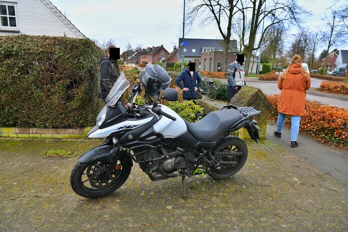 Rijles gaat mis in Steensel: motorrijder geeft te veel gas en valt over ...
