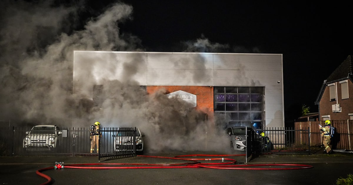 Veel rook bij brand in autobedrijf Westervoort: brandweer zaagt ...