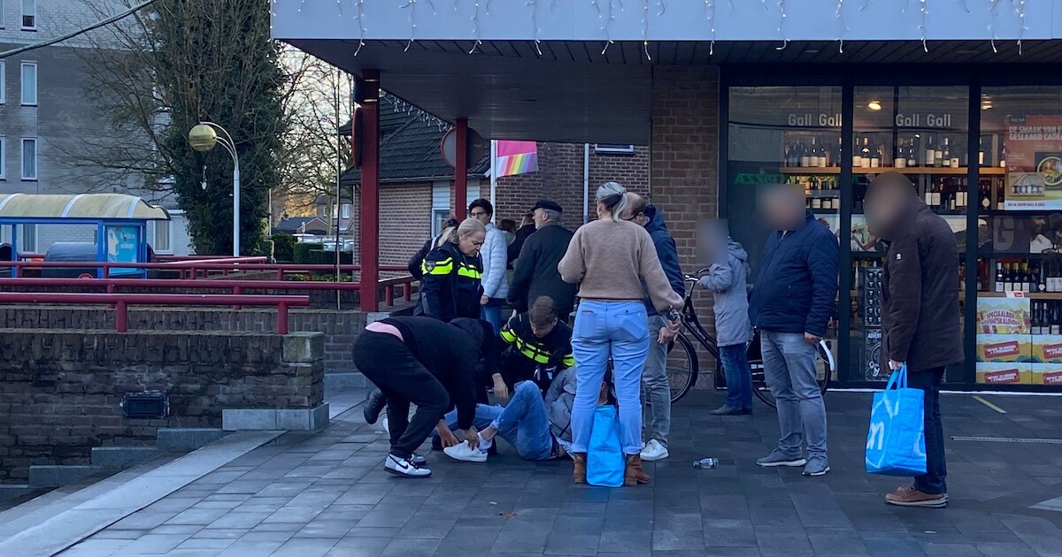 Medewerker krijgt karatetrap als hij mannen met volle winkelkar ...