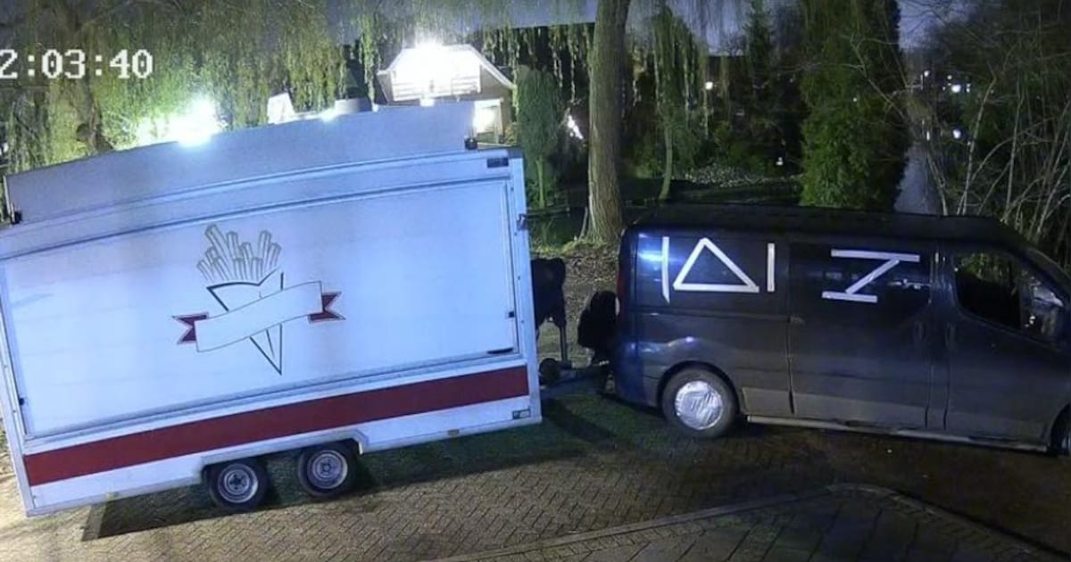 Man (59) steelt frietkar met vermomde bus, maar tape en afgeplakte ...
