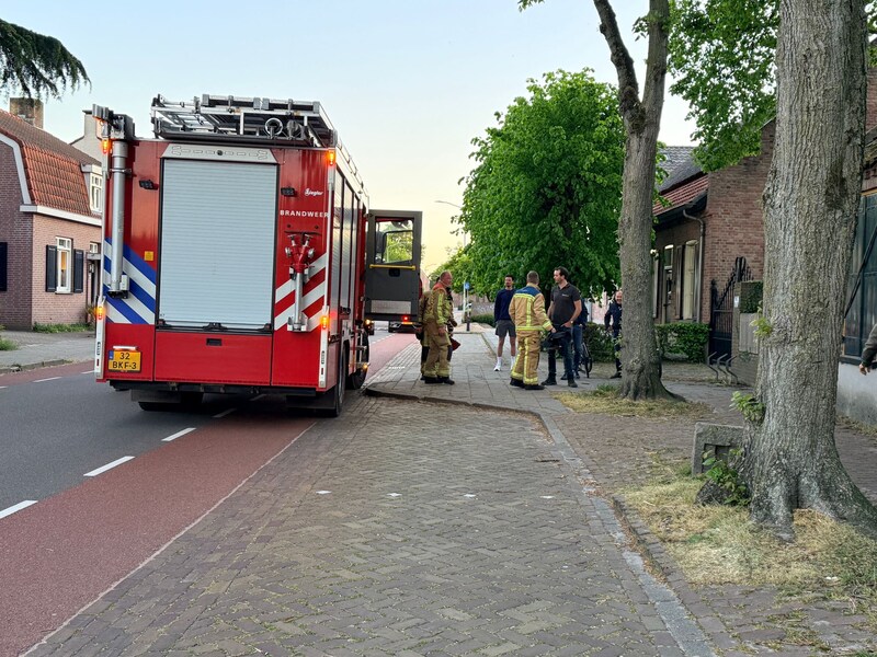 Brand achter woning in Deurne snel geblust | Regio | De Gelderlander.nl