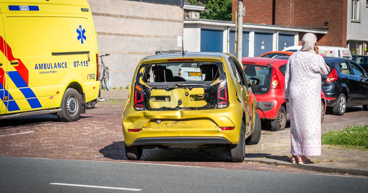Schade na botsing tussen taxibus en personenauto op de Volkerakstraat ...