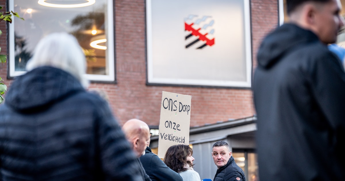 Demonstra­tie tegen opvang vluchtelingen verloopt onrustig: vergade ...