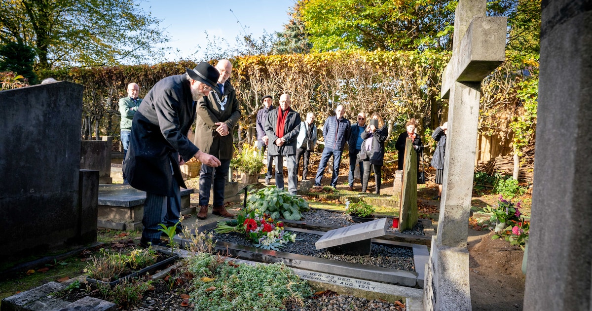 Rabbijn Soetendorp geëmotioneerd bij graven onderduikouders: ‘Ik ben niet bang. Jij bent bij me ...