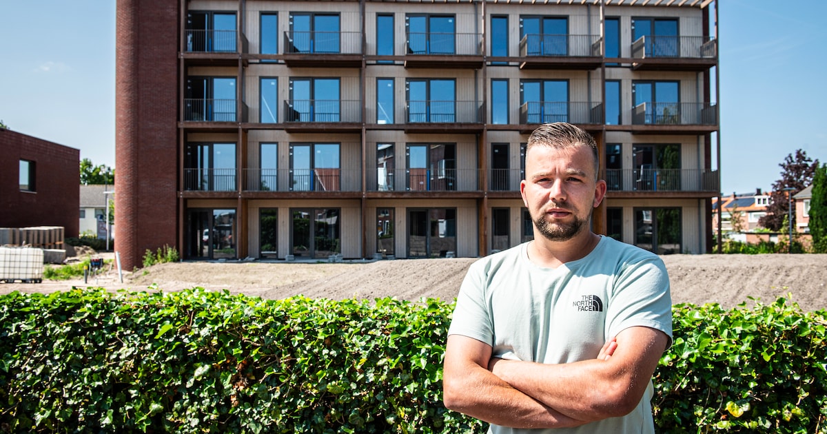Tim is dolblij met toewijzing van woning, twee weken later krijgt hij ...