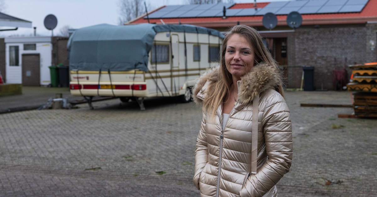 Nog altijd woont Melanie in een koude caravan: zussen voeren lange ...