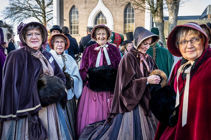 Zakkenrollen en zelfgemaakte kostuums tijdens Dickens Festijn Druten ...