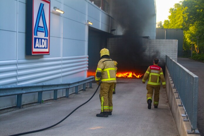 Korte maar felle brand in laaddock Apeldoornse Aldi | Apeldoorn ...