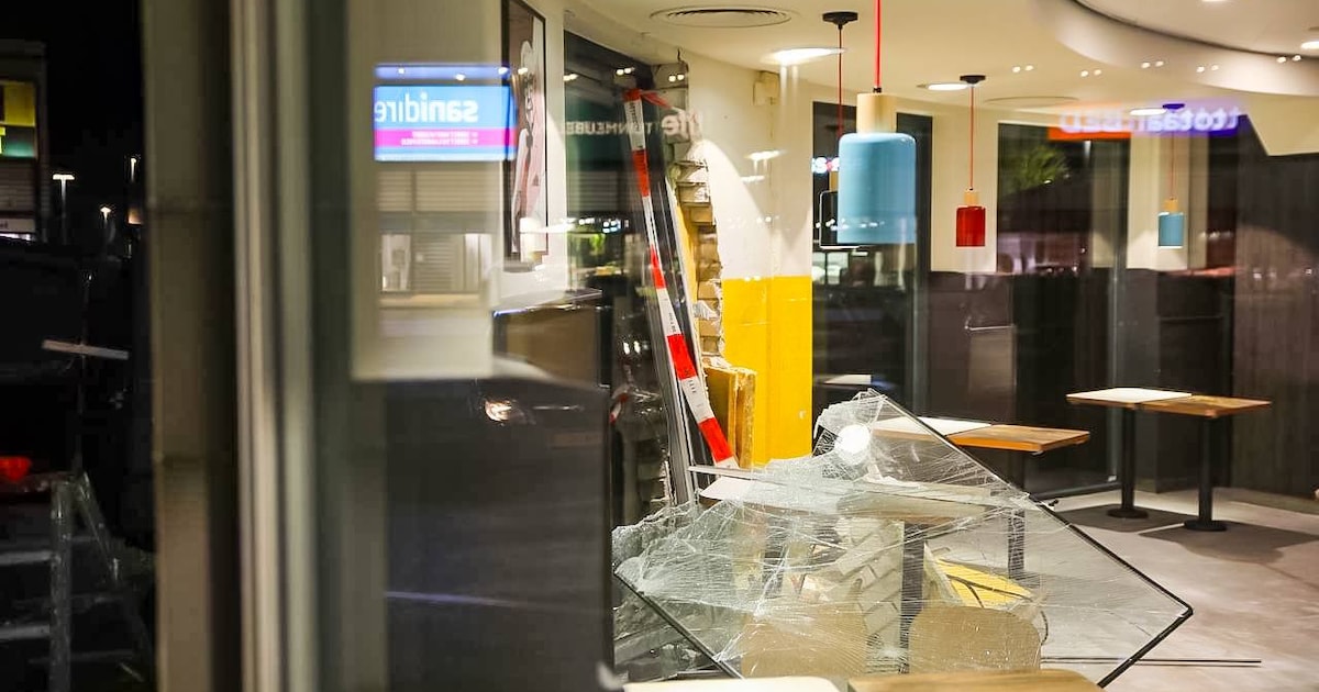 Auto rijdt bijna letterlijk naar binnen bij 'drive-in' kiprestaurant ...