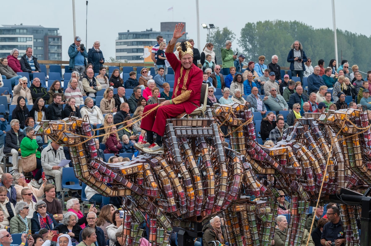 Een fruitcorso dat niet meer rijdt maar stilstaat, is dat nog wel leuk ...