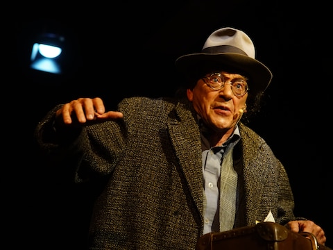 Meesterverteller Eric Borrias heeft niet veel nodig om publiek aan zich ...