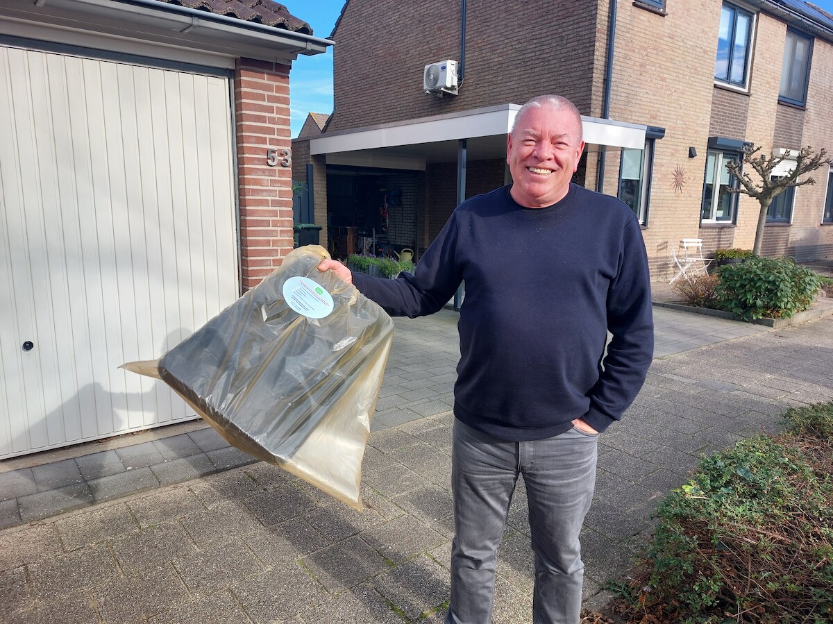 Een verfemmer of een stuk folie in je afvalzak voor plastic, blik en ...