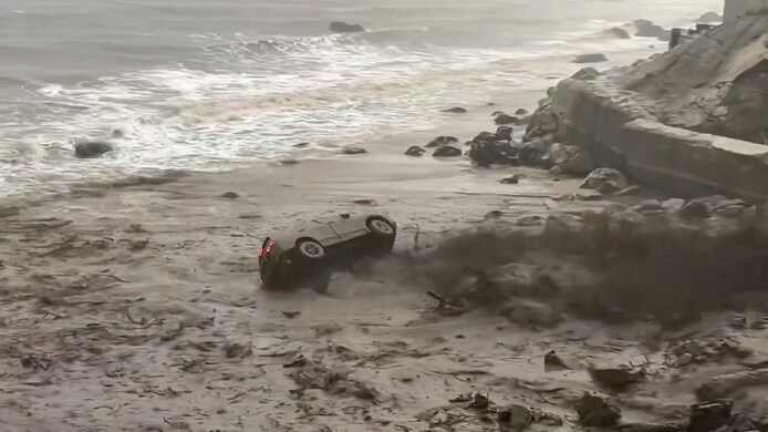 KIJK | Modderstroom sleurt auto van brandweerman mee in Californië ...