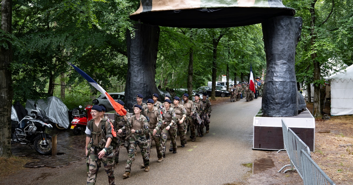 We dwingen Adolf Trump en Vlad Poetler mee te lopen in de Vierdaagse ...