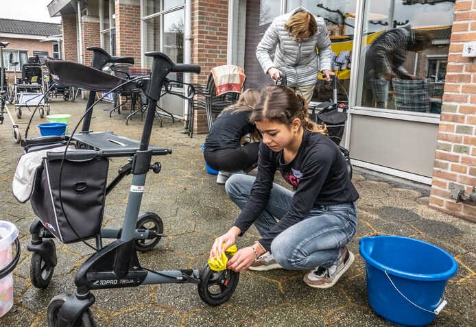 Deze scholieren poetsen de poep van de rollators in een speciale ...