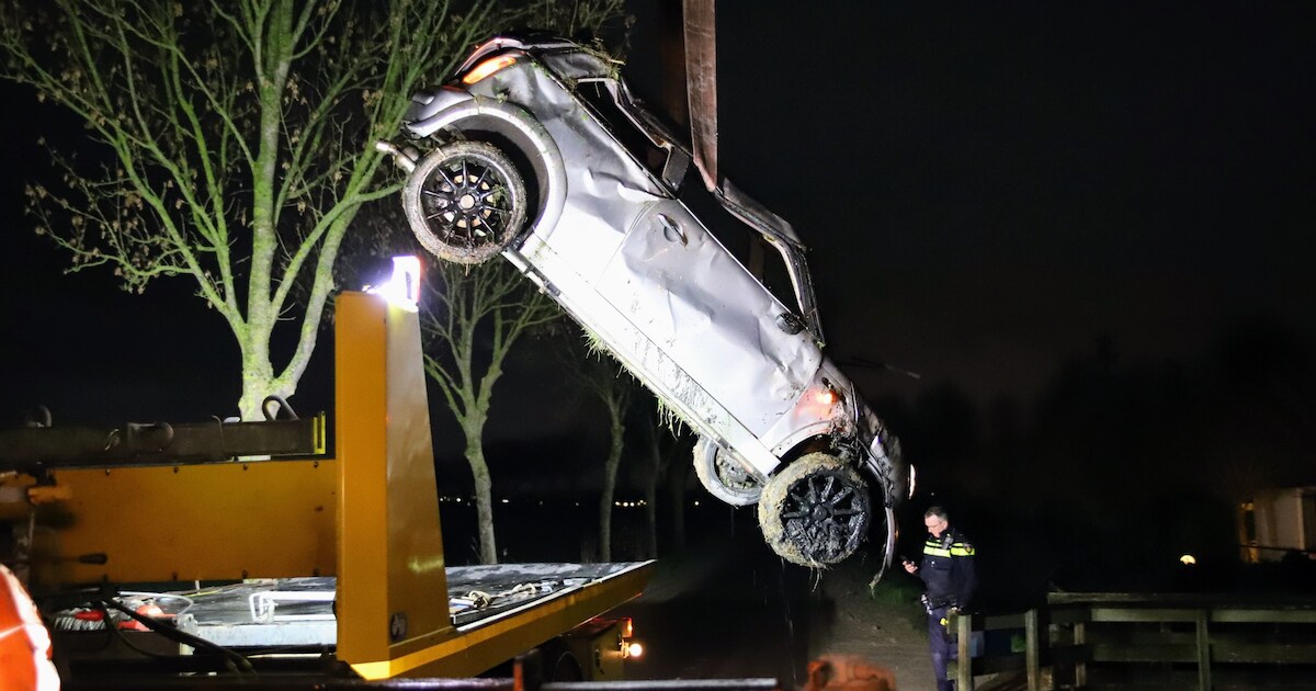 Automobilist slaat over de kop en belandt in sloot in Vuren | West Betuwe | gelderlander.nl