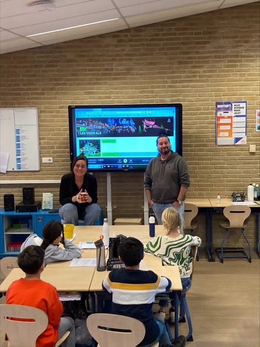 24 uur lesgeven op een basisschool? Michiel en Lisa doen het om geld op ...