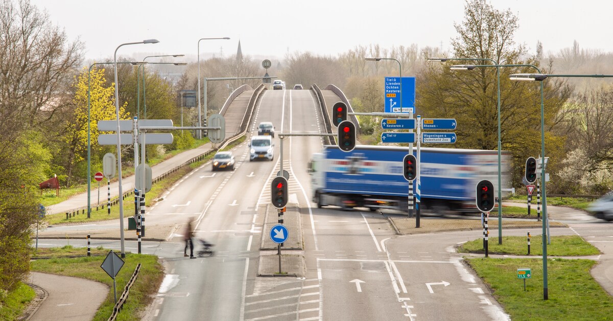 Maken slimme verkeerslichten een einde aan de files op de Rijnbrug bij Rhenen? | De Vallei ...