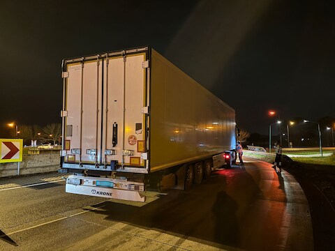Vrachtwagen verliest oplegger op rotonde in Beek en Donk | Brabant | De ...