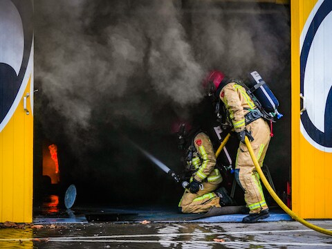 Fikse brand bij autogarage in Eindhoven, witte Thunderbird kan naar de ...