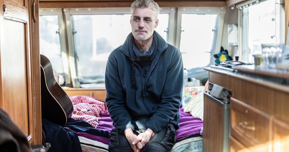 Job woont in een caravan op troosteloze parkeerplaats: ‘Ik verdiende ...