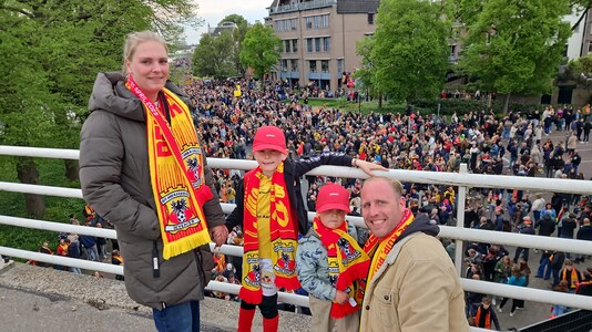 Go Ahead Eagles-spits Victor Edvardsen toont spandoek met Wouter Goes ...