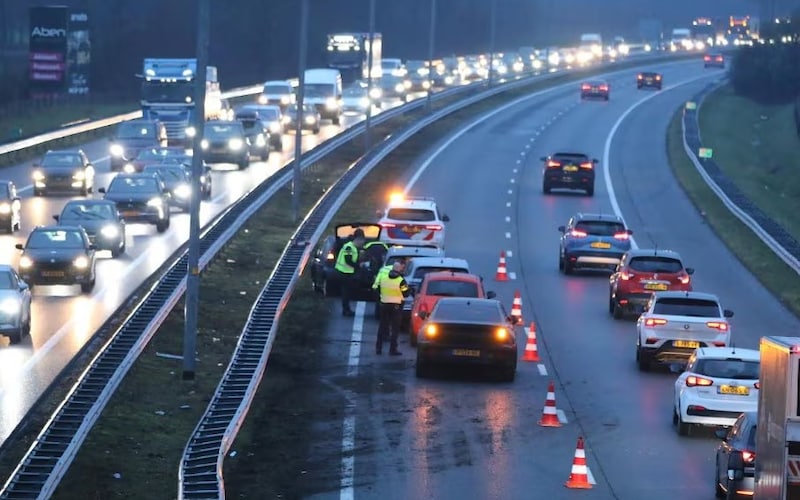LIVE Verkeer | Dode bij ongeluk A15, weg nog uren dicht: ‘rijd om ...