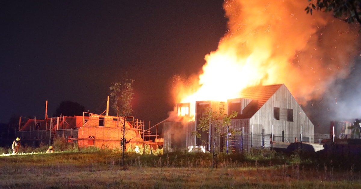 Grote uitslaande brand in kantoorgebouw, brandweer roept versterking op | 112 nieuws Mook en ...