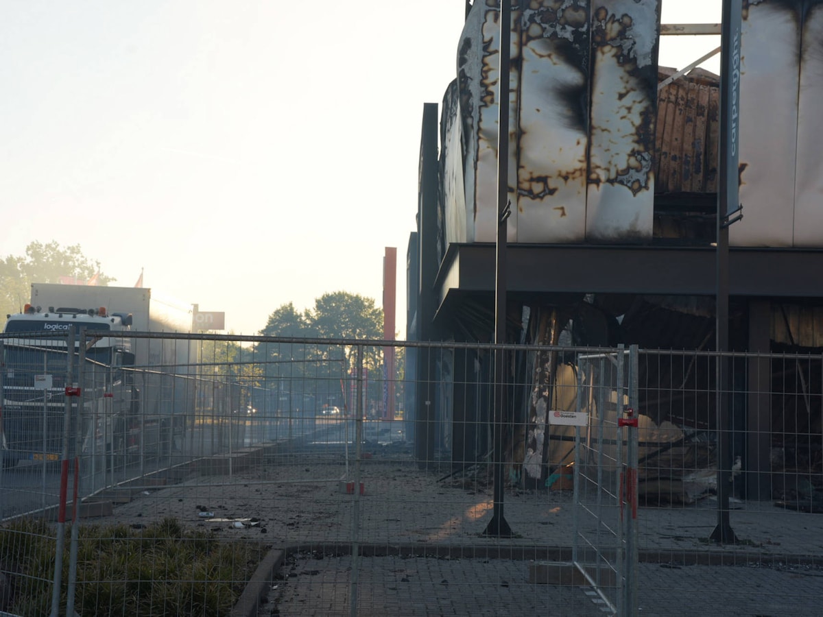 Enorme schade op meubelboulevard in Waalwijk, brand zo goed als uit ...