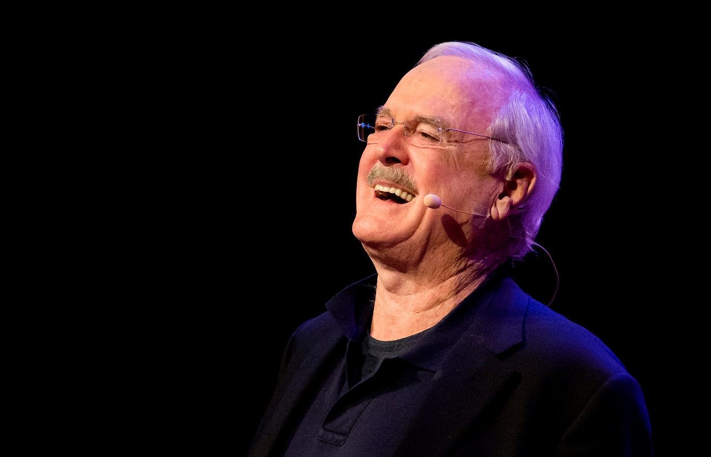 John Cleese is in Enschede, maar een Silly Walk op de Oude Markt zit er ...