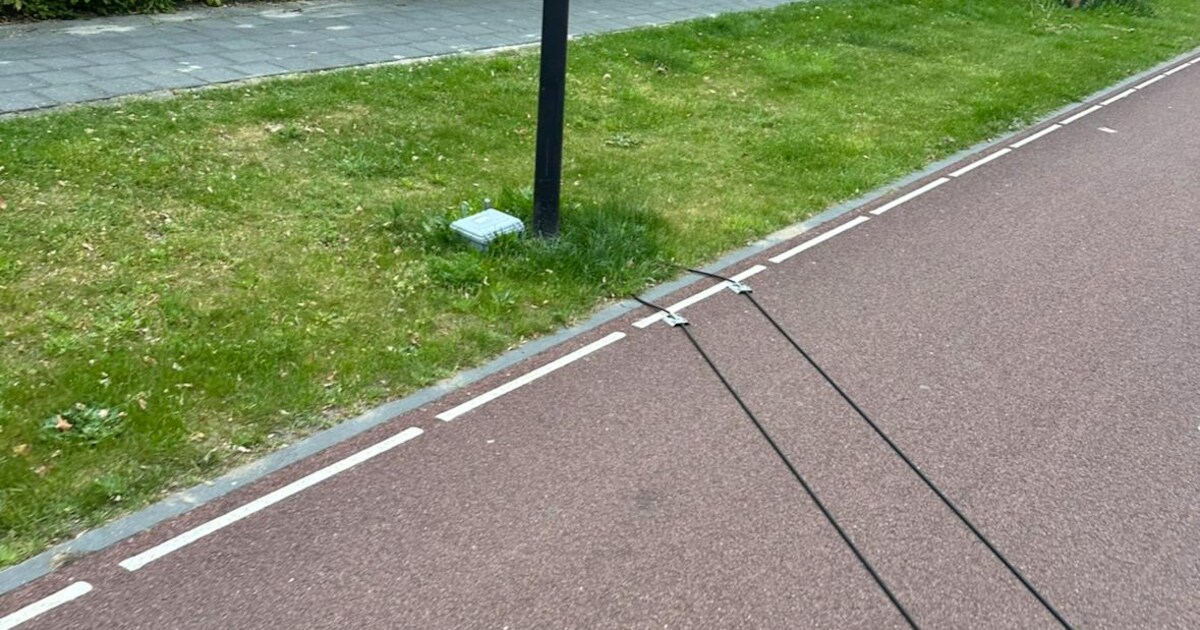 Veel dunne zwarte kabels over wegen in Amersfoort; dit is waarom ze er ...