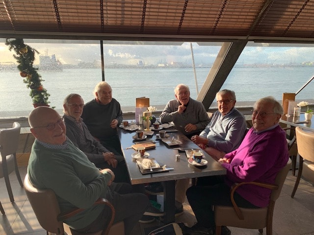 Jan (85) en Charles (82) brengen elk jaar oude klas bij elkaar: ‘Eentje ...