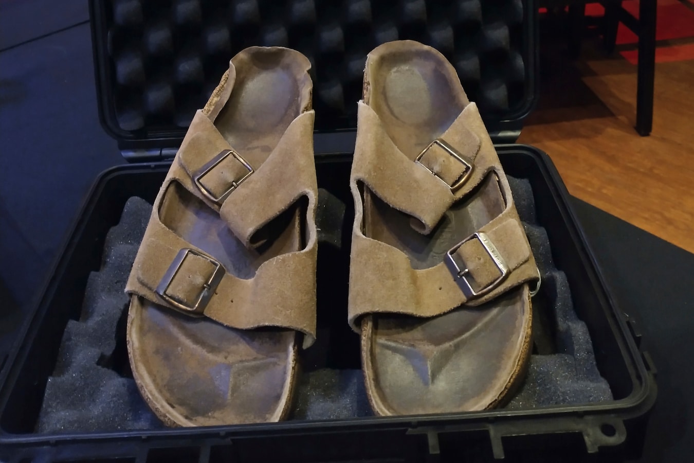 Paar oude sandalen van Steve Jobs brengt recordbedrag op bij veiling ...