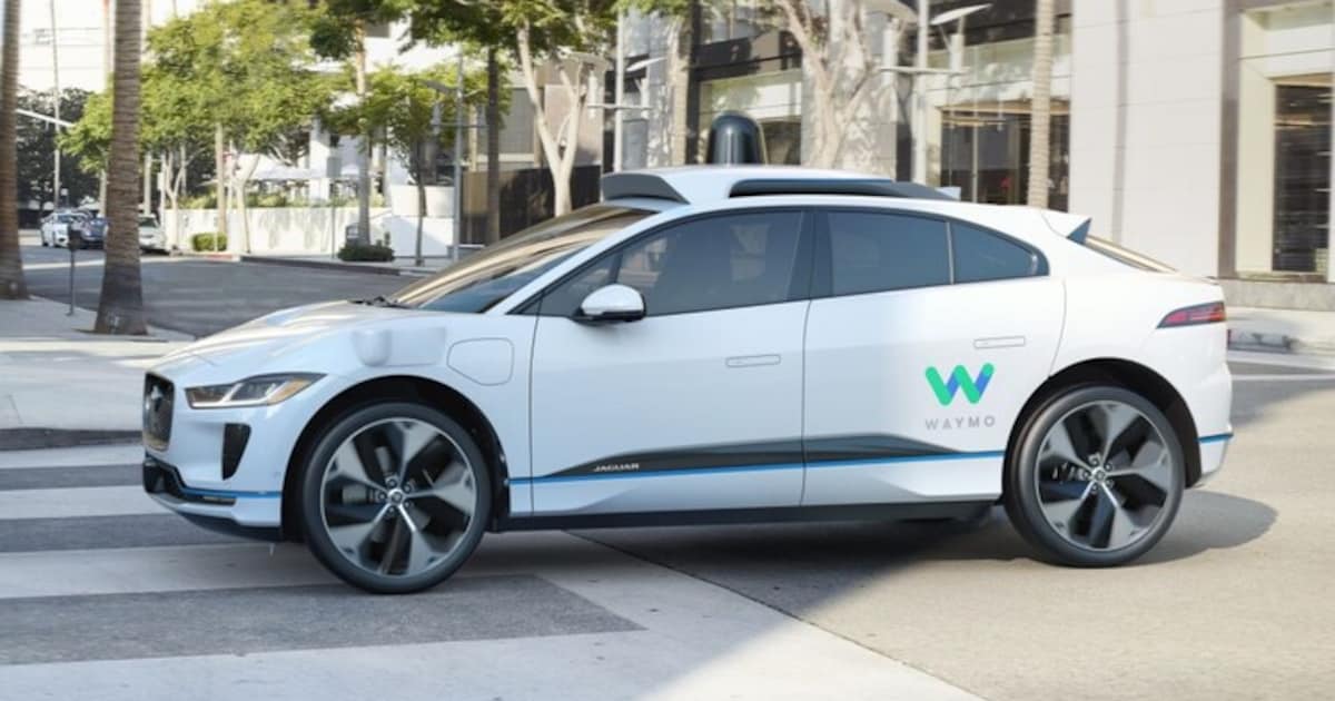 Zelfrijdende taxi rijdt spoor op: klant springt eruit voor aankomende ...