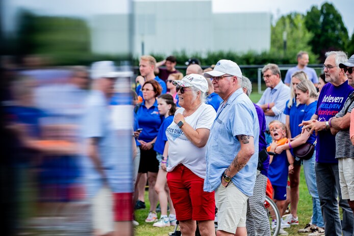 Tien jaar geleden liep ‘survivor’ Ineke met vriendinnen voor ...